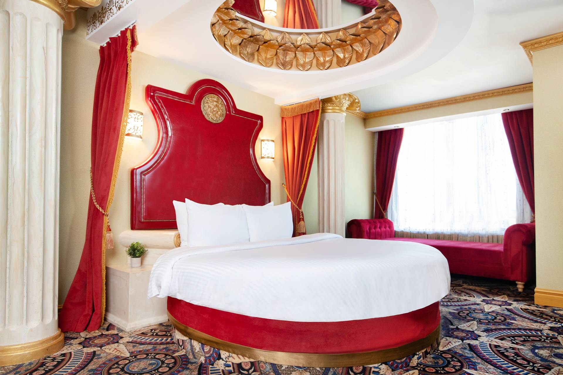 Luxury Roman Theme Room
